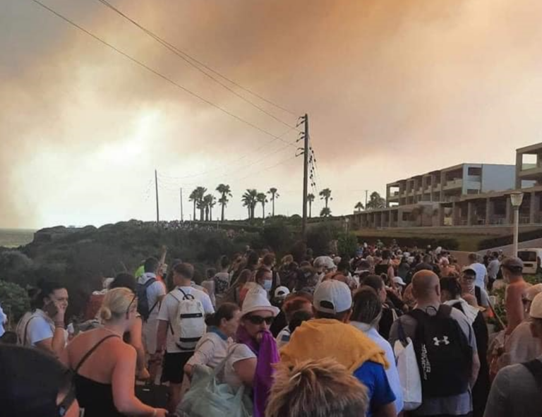 Ρόδος: Η μεγαλύτερη επιχείρηση εκκένωσης που έγινε ποτέ σε φωτιά