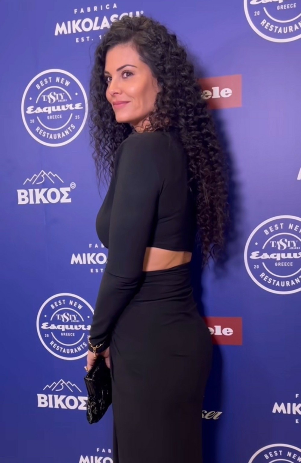 Μαρία Κορινθίου: Πιο σέξι από ποτέ ποζάρει με μαύρο μπικίνι στην παραλία - Εντυπωσιάζουν οι ...