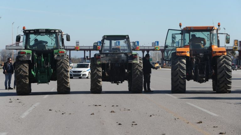 Αγρότες: Ενισχύονται τα μπλόκα σε δρόμους και τελωνεία